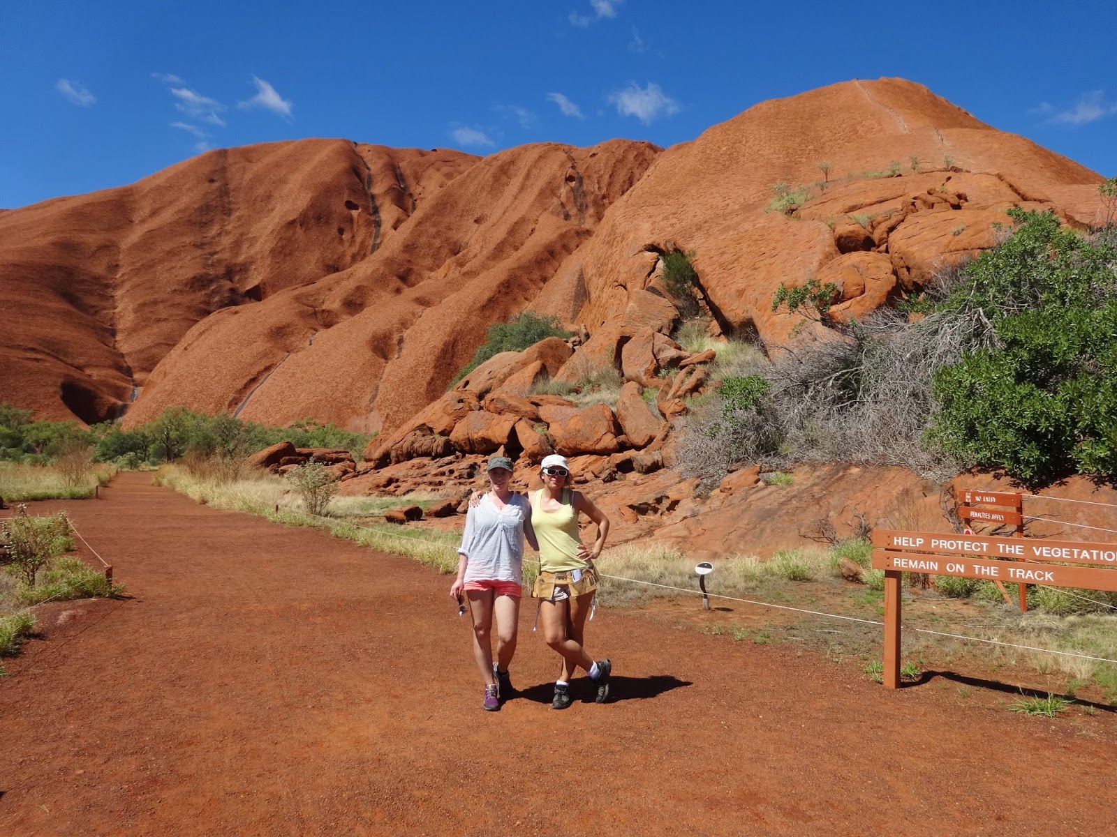 Julie & Lolo : Aussie girls: La traversée du désert rouge