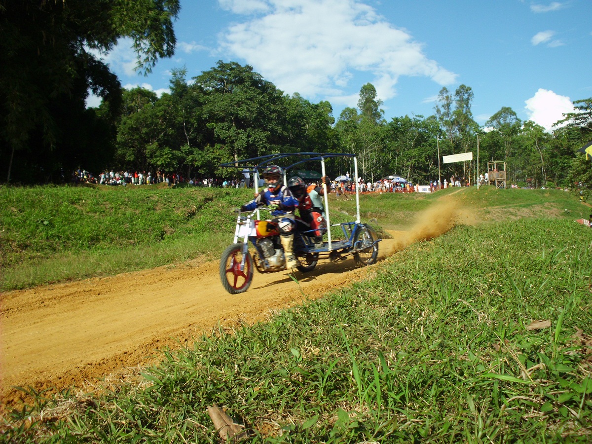 DOS RUEDAS: MOTOKAR CROSS EN LA LAGUNA VENECIA