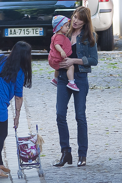 Summer mood: Carla Bruni and her daughter Julia in Paris - news-4y