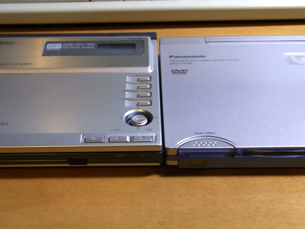 卓上オーディオ (Tabletop Audio): ポータブルDVDプレイヤー(Panasonic DVD-PS3)