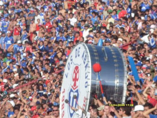 El bombo de la barra de U. de Chile es el mas grande del mundo ...