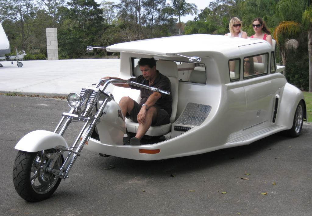 Harley-Davidson Limo : Mix of bike, car and bus - Garage Car