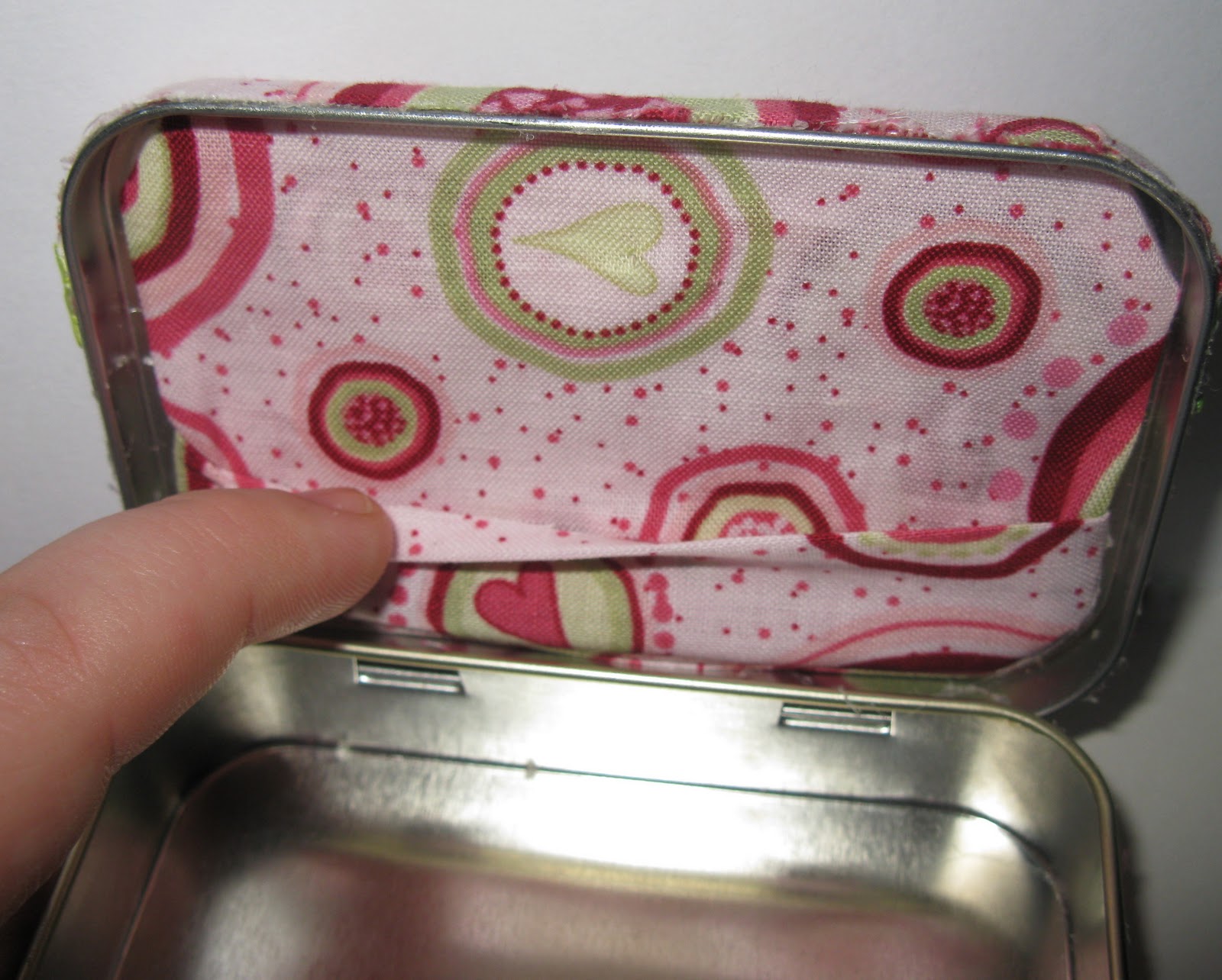 Miss Repurpose: Repurpose: Altoid Tin into Sewing Box