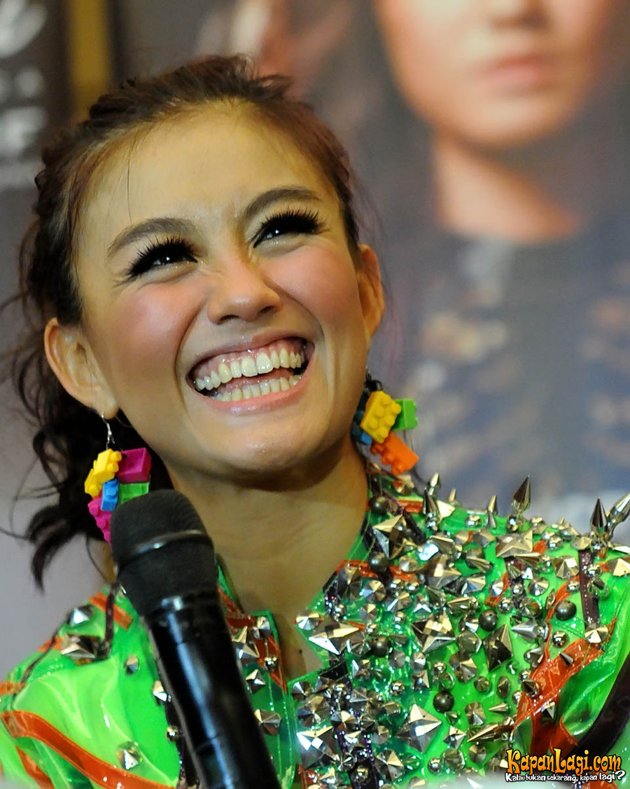 Foto-Foto Agnes Monica Dalam Konser 20 Tahun