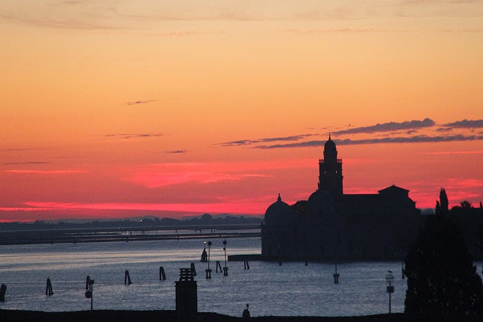AAA ACCADEMIA AFFAMATI AFFANNATI: Venezia. Alba rossa