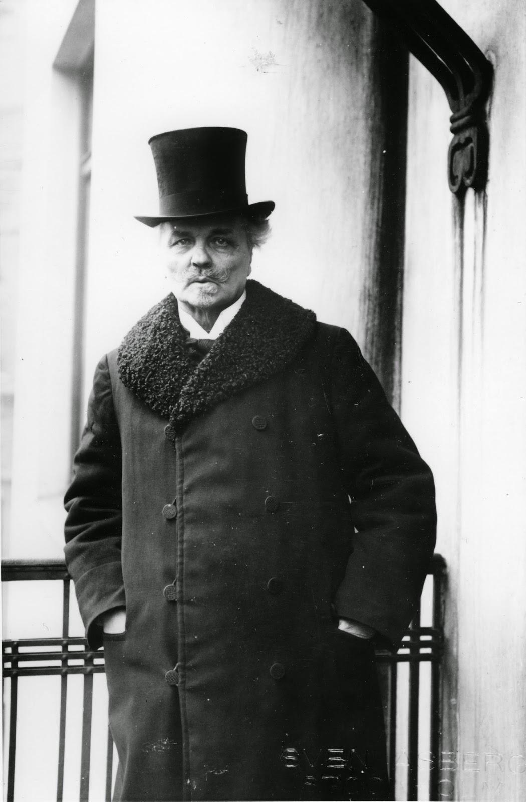 MUSINGS: STRINDBERG'S SELF PORTRAIT (OR SELFIE?)