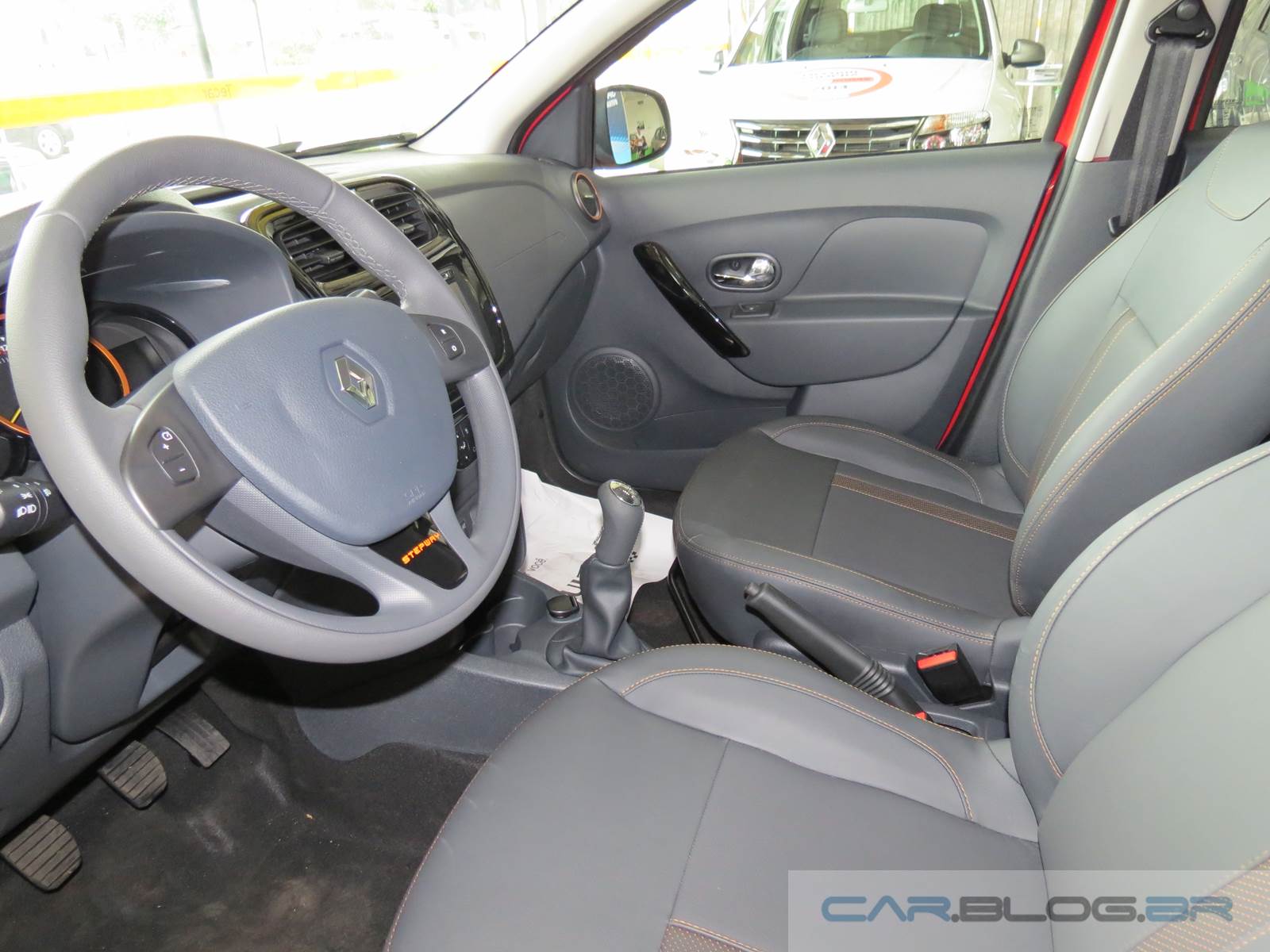Renault Sandero Stepway 2015: detalhes internos e externos
