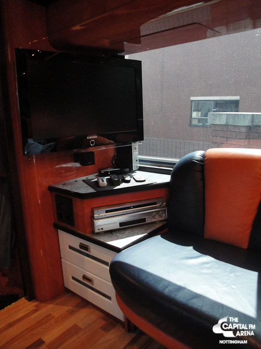 The Final Frontier: Tour Bus e Backstage