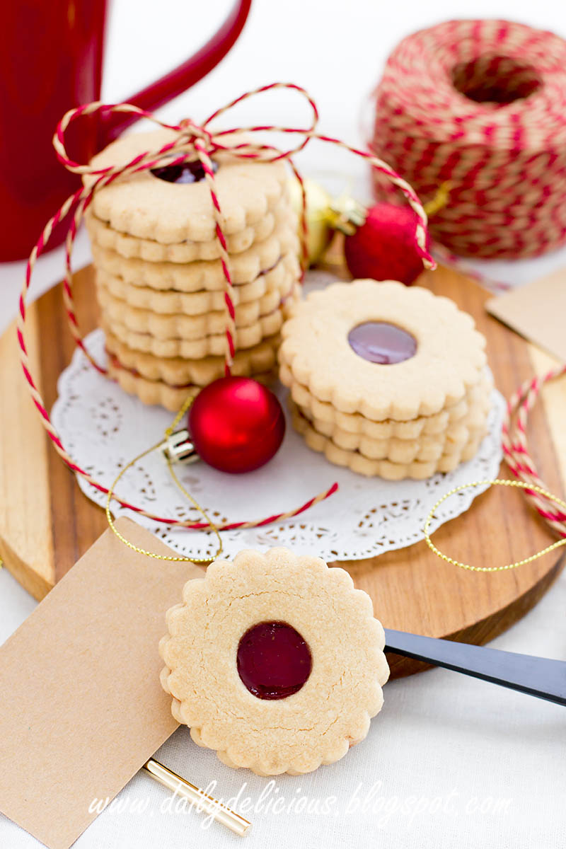 dailydelicious: Gift from the kitchen: Jam filled cookies