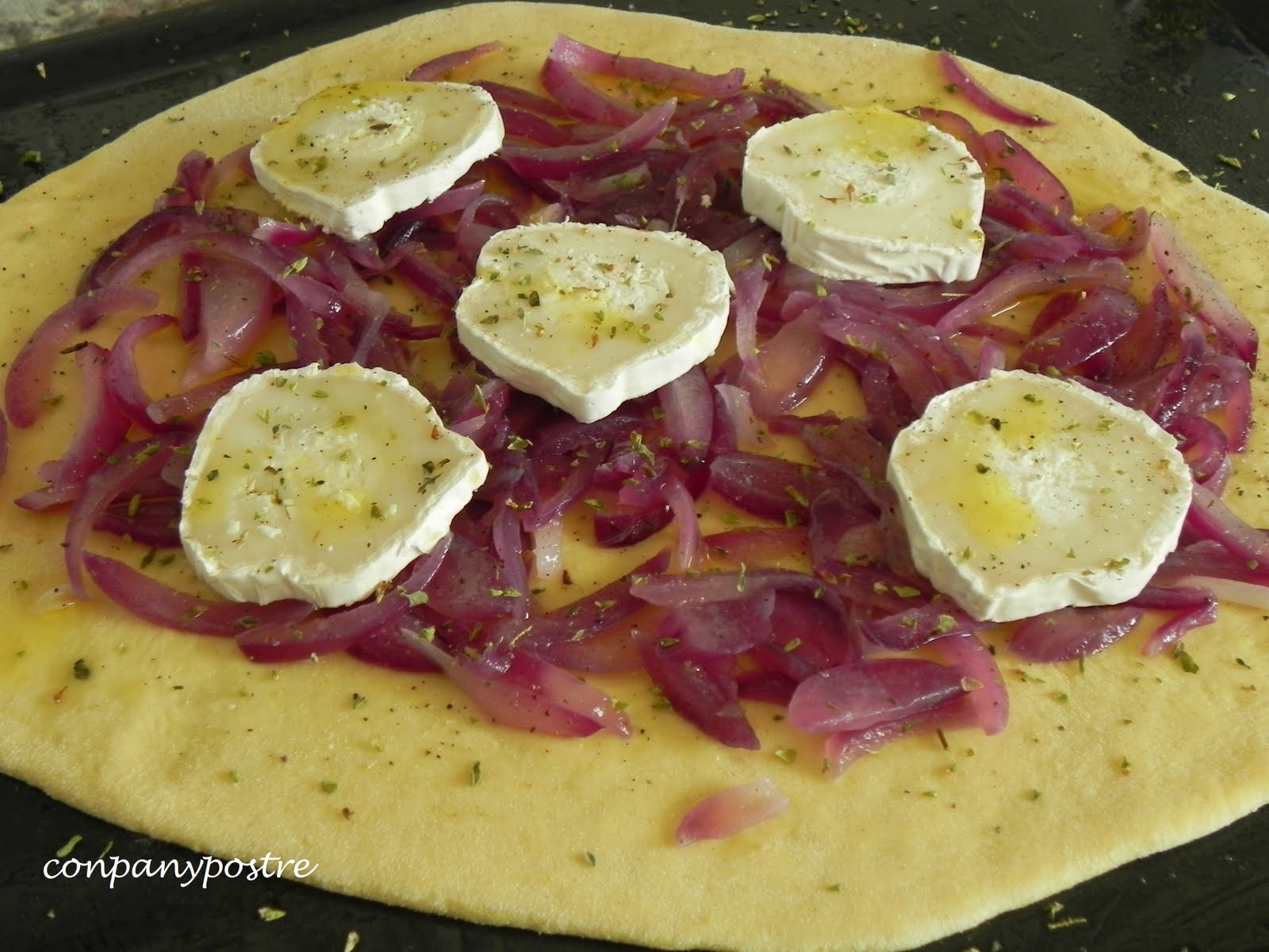 Con pan y postre: Pizza blanca con cebolla roja y rulo de cabra