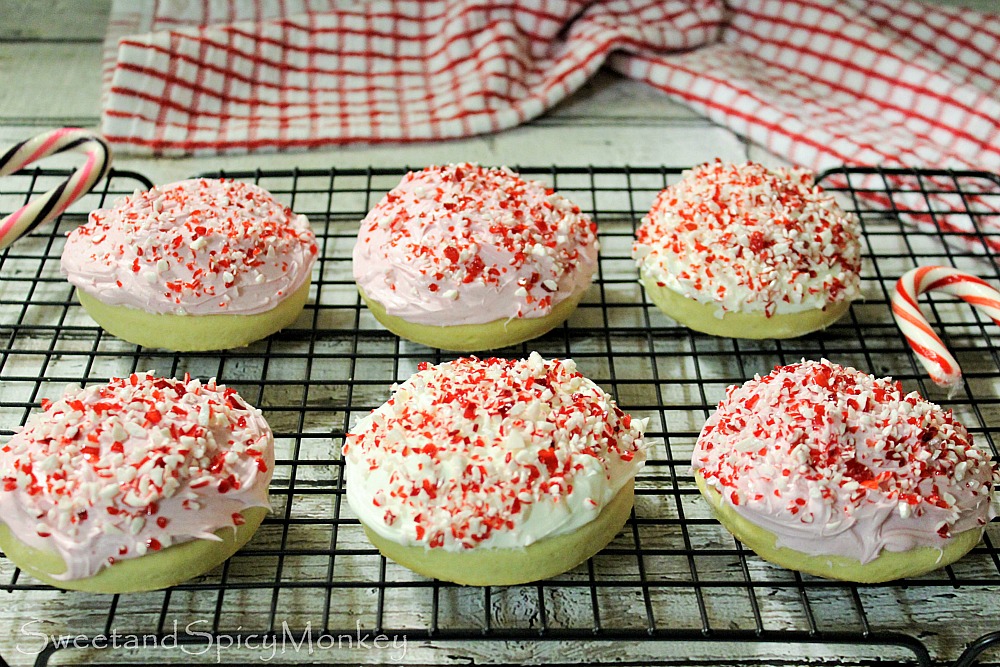Copycat Lofthouse Sugar Cookies with Peppermint Frosting - Sweet and ...