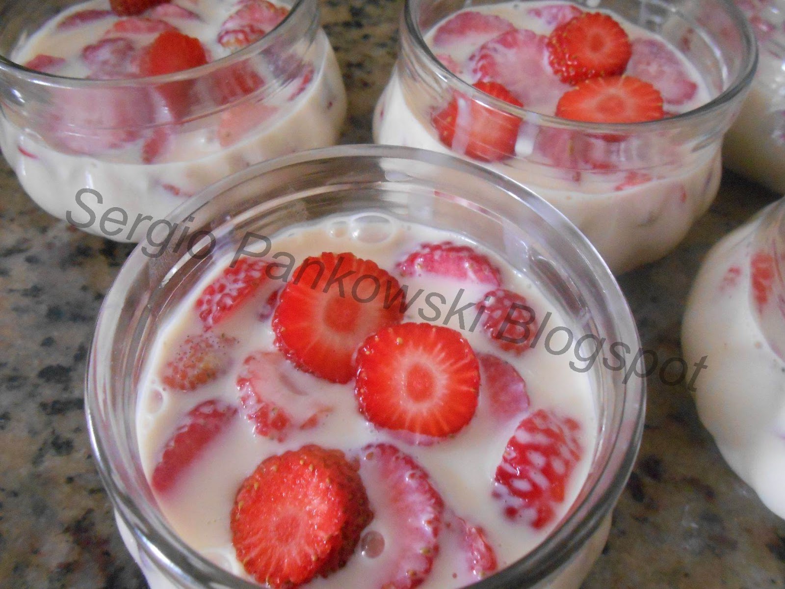 Sergio Pankowski Gastronomia: Morangos com Leite Condensado e Creme de ...