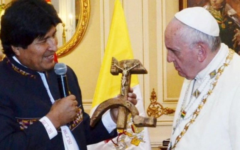 Corriere Metapolitico: Papa Francesco e il crocefisso "falce e martello"