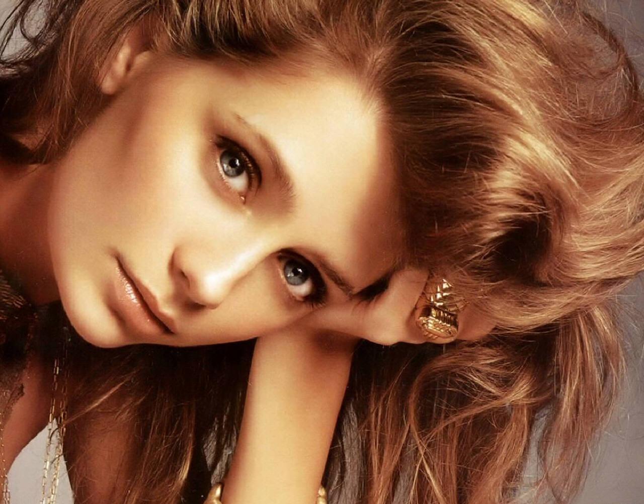 Mischa Barton Photo Gallery - Hollywood Photo Galleries