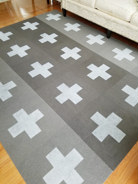 DIY Painted Swiss Cross Rug - Remodelando la Casa