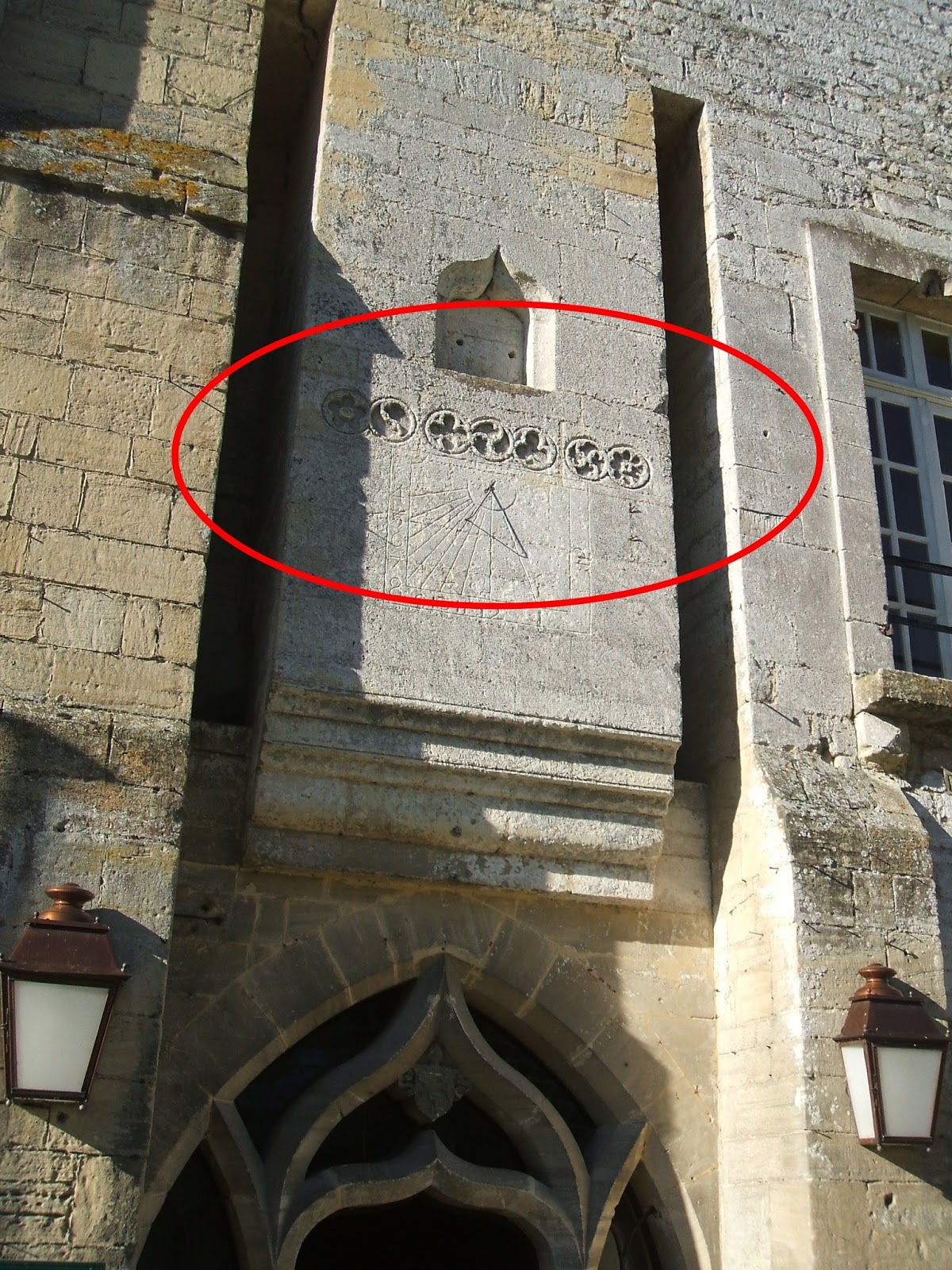 Le château de Creully (Creully sur Seulles) renferme de nombreux ...