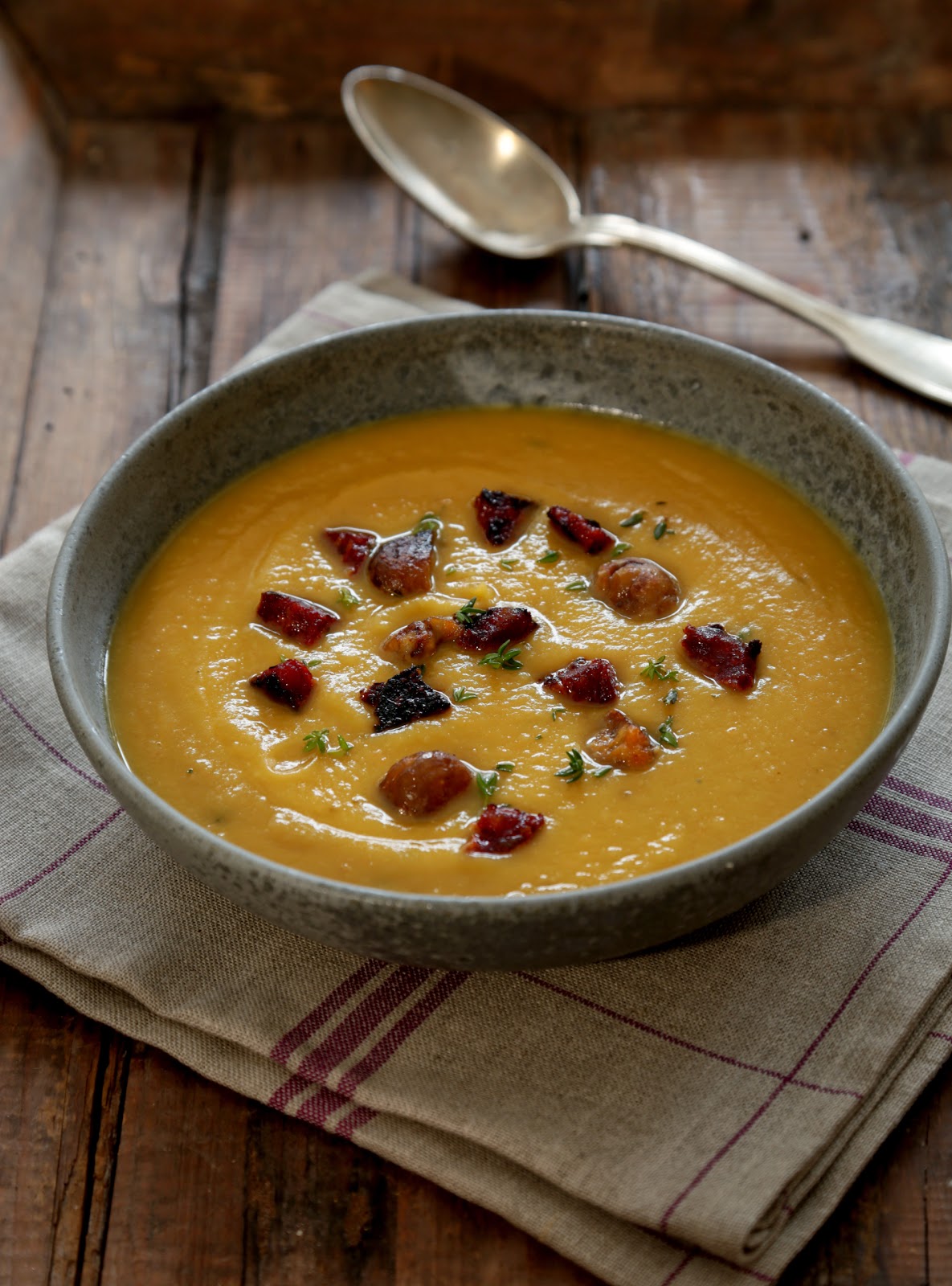 Soupe réconfortante à la courge butternut , aux pois chiches et chorizo ...