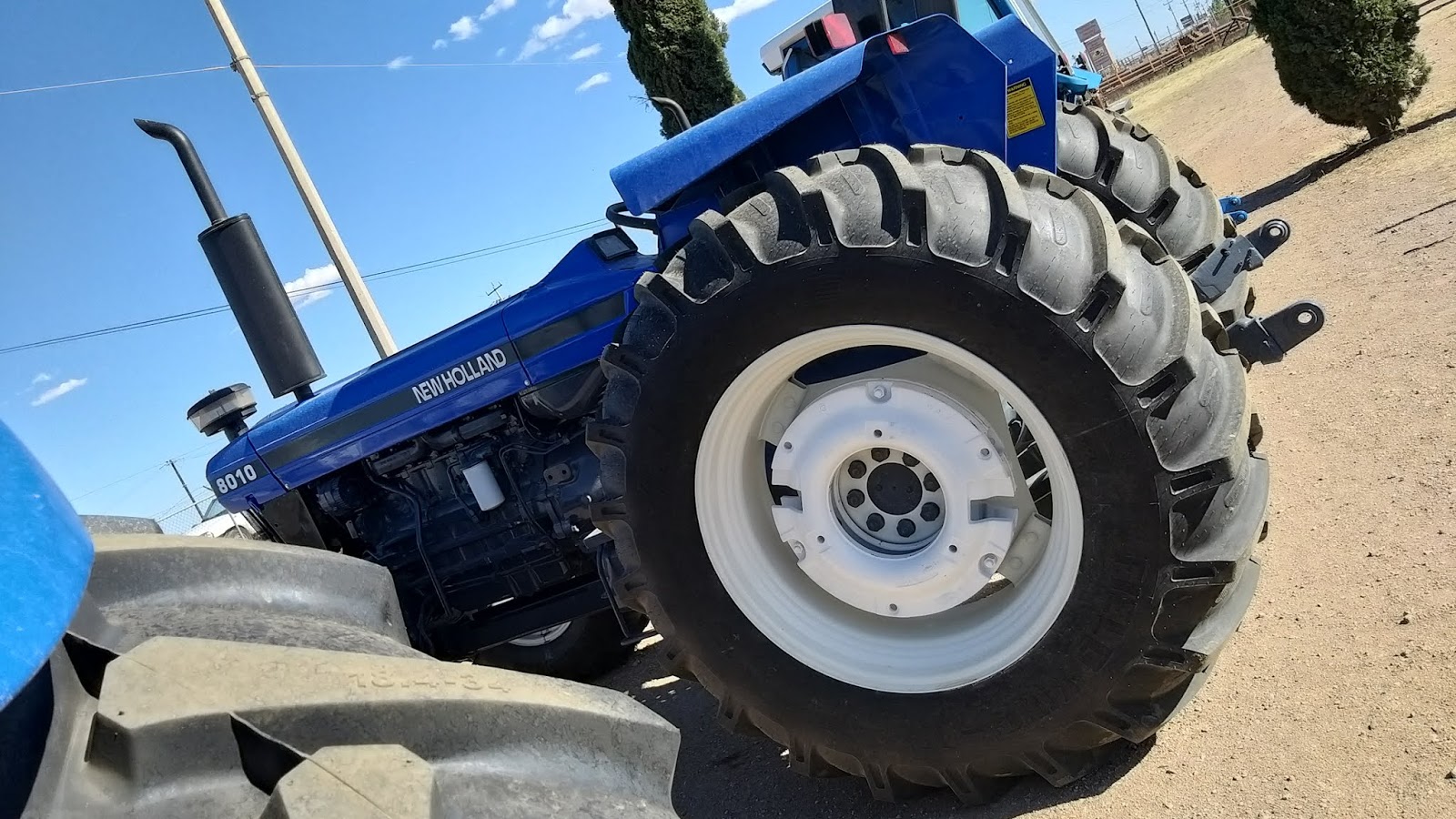 MAQUINARIA AGRICOLA INDUSTRIAL: Tractor New Holland 8010 4x4 $24,000 Dlls.