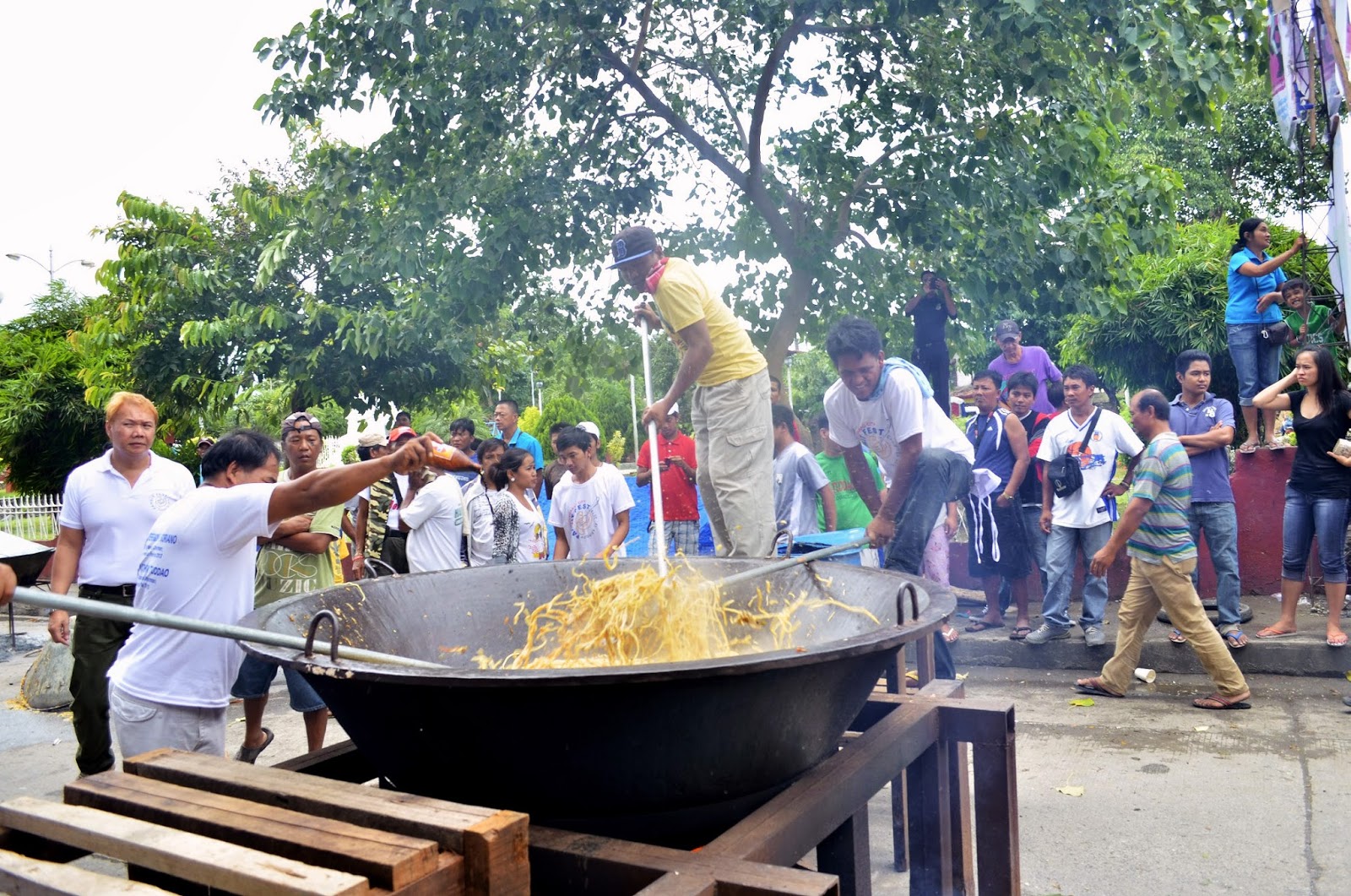 have pens & lens, will travel: Tuguegarao City Pancit Festival 2012 ...