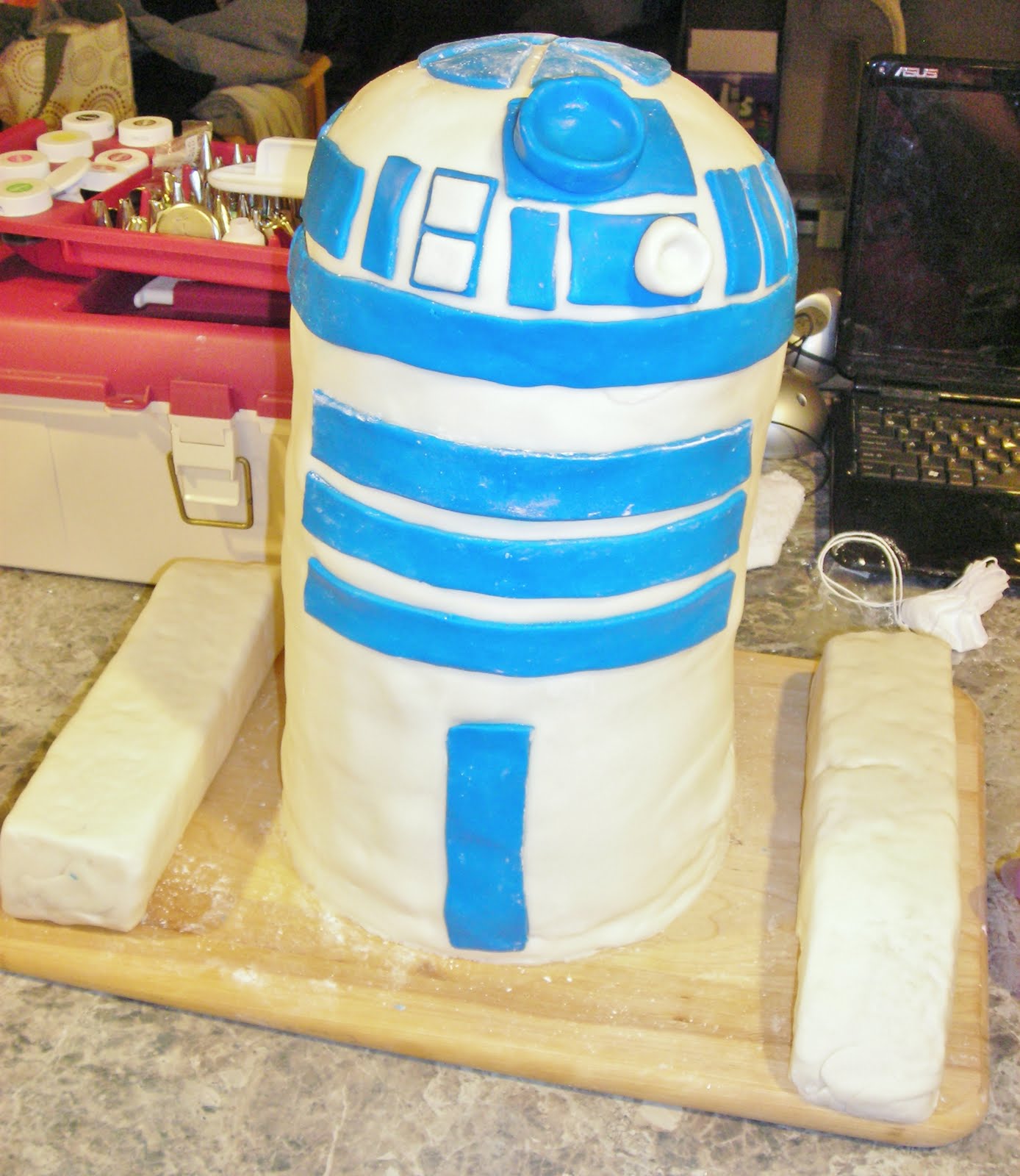 Life in the Motherhood: R2-D2 Cake