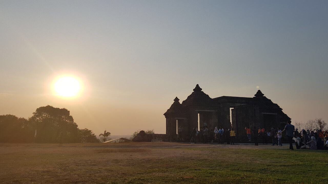 Indahnya Menikmati Senja Di Candi Boko Sleman