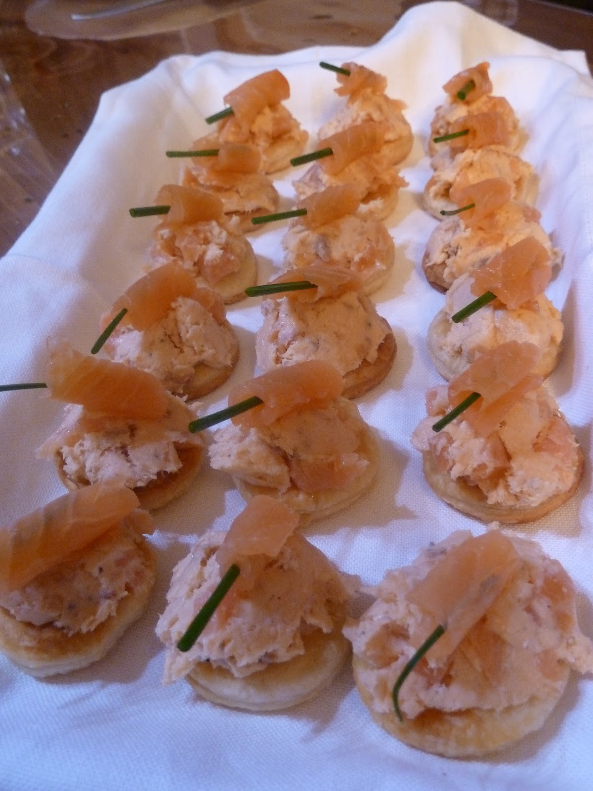 Toasts feuilletés aux rillettes de saumon et saumon fumé - La cuisine ...