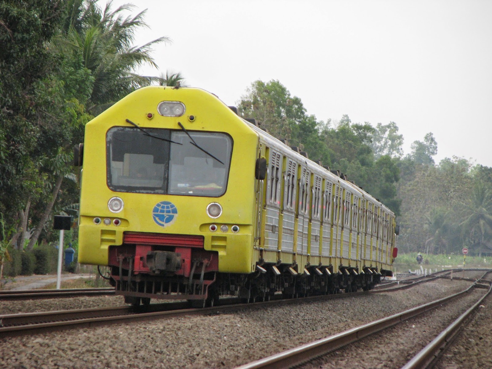 Kereta Api Indonesia: Kereta Api Prambanan Ekspress di Stasiun Sentolo ...