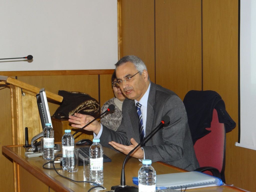 Acácio Pinto na sessão do "parlamento dos jovens" da escola Infante D ...
