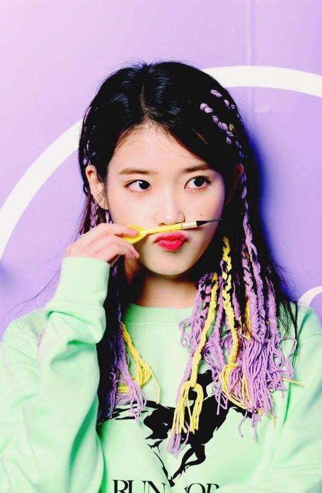 Món quà lớn của IU dành tặng cho TWICE vì đã làm khách mời cho concert ...