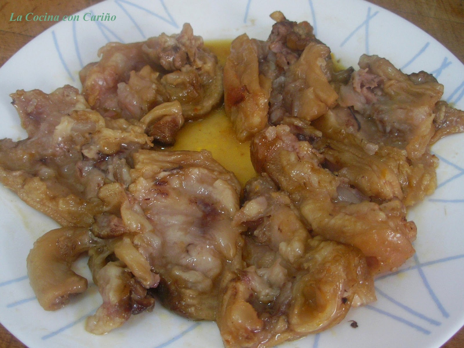 CRUJIENTE DE MANITAS DE CERDO CON SALSA DE ZANAHORIA