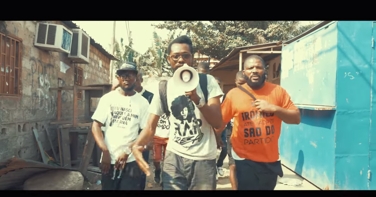 O rapper angolano MCK lança o clipe "Violência simbólica"