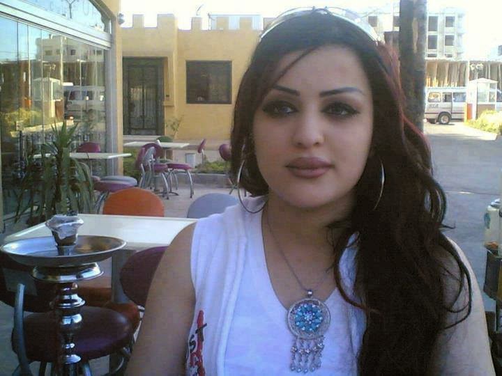 Beautiful Pictures Around The World: Turkish Lady in Sheeshah Bar