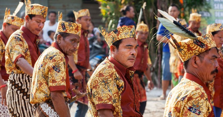 c403d: upacara adat tiwah suku dayak kalimantan