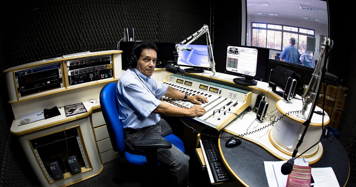 Sintonia Radiofônica: O locutor Jackson Hora nos estúdios da Rádio UFS FM.