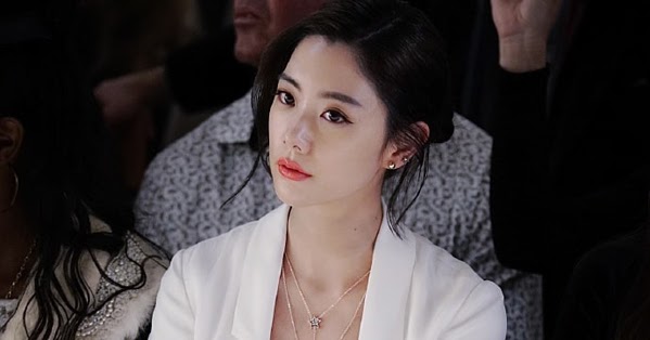 คลาร่า ลี(Clara Lee) สวมชุดแหวกเต้าสุดเซ็กซี่ ร่วมงาน นิวยอร์ก แฟชั่น ...