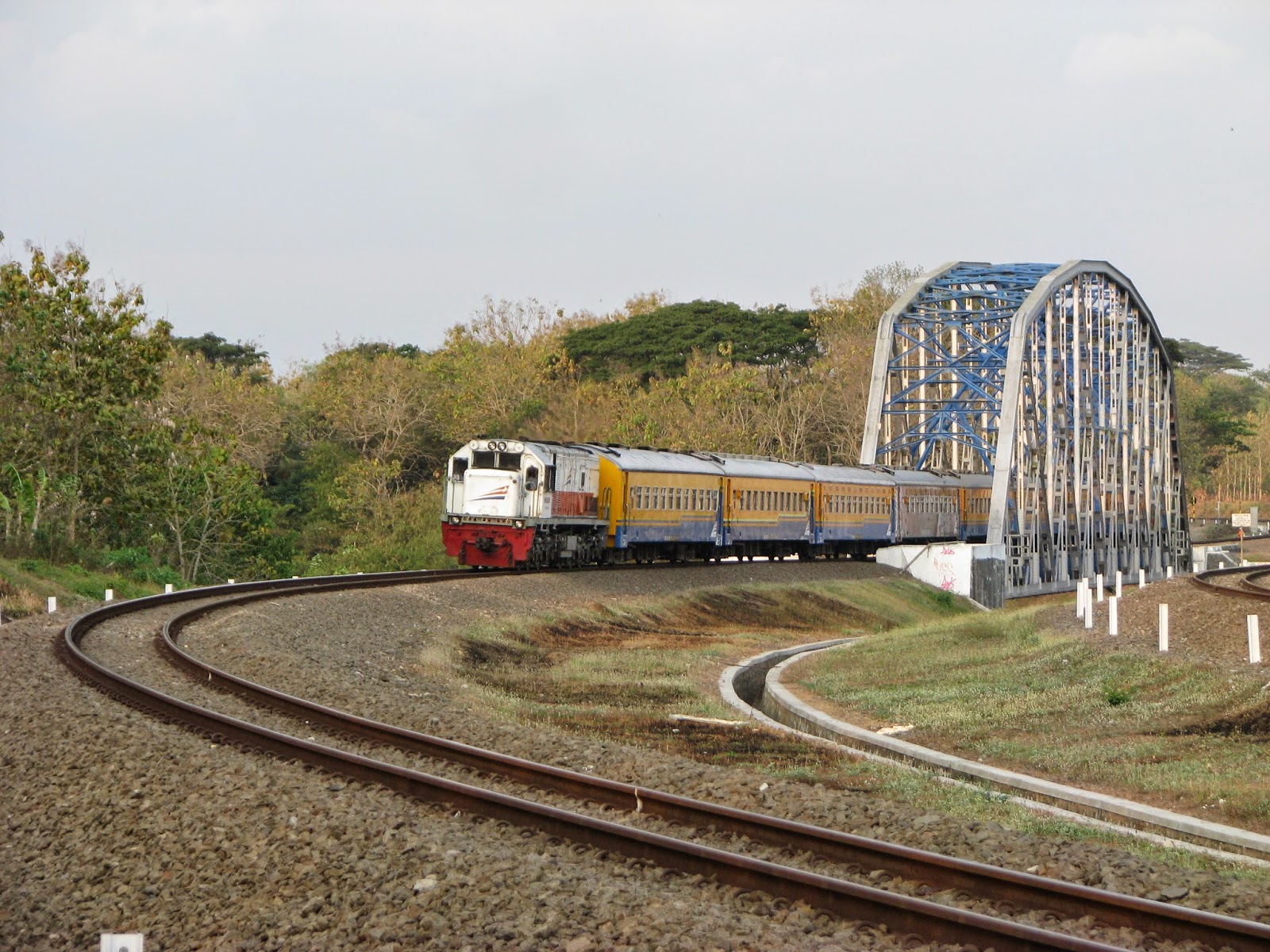 Kereta Api Indonesia: Rangkaian Kereta Api Bengawan Melintas di Atas ...