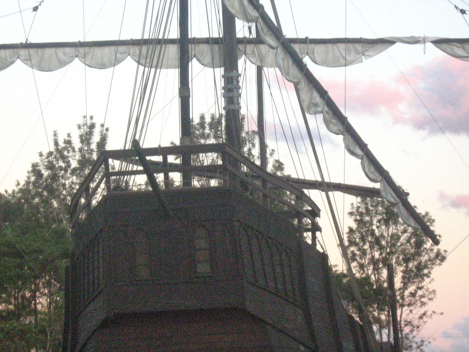 Dia da Terra: Captain Jack Sparrow and his famous pirate ship "Black ...