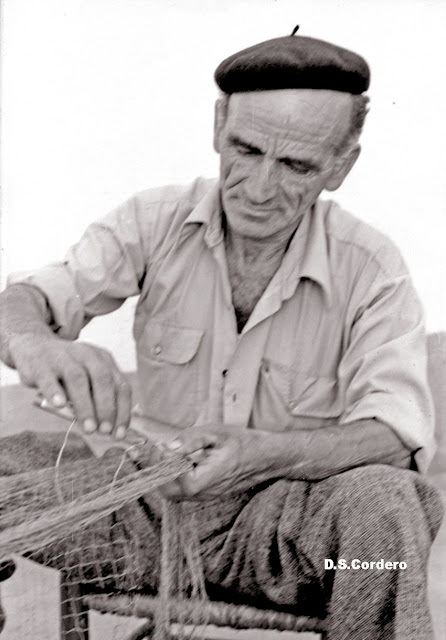 CACHOS DE VIDA: EL PESCADOR REMENDANDO SUS REDES