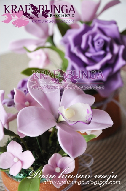 Clay flowers by Krafbunga: Pasu hiasan meja bunga ros ungu & orkid