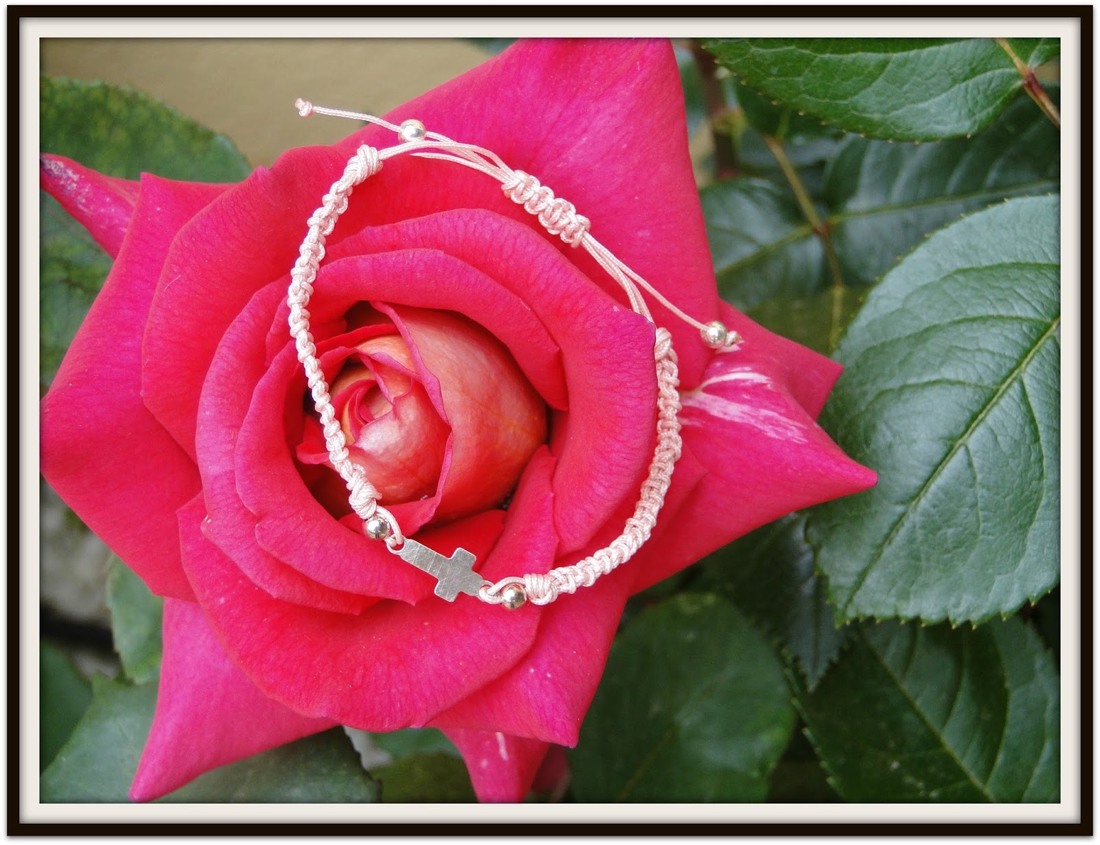 Sandunga Complementos: PULSERA: Rosa con cruz sobre rosa