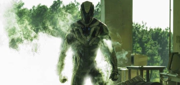 Ben Winchell em sua armadura nas primeiras imagens do live-action Max ...