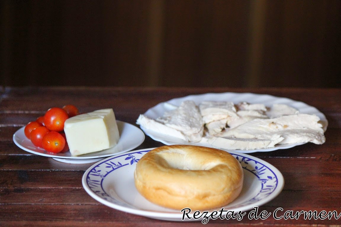 Bagel de pollo con mozarella y tomates cherry