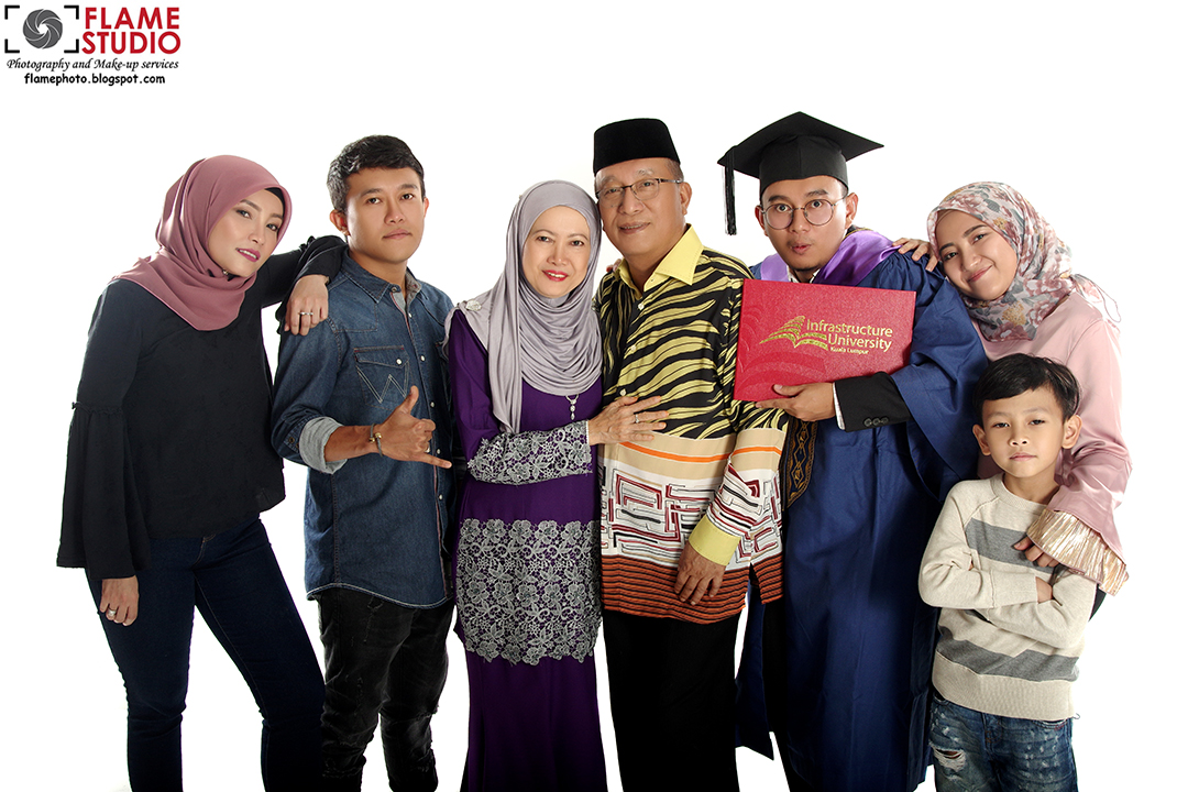 Flame Graduation Photography Studio: Graduation Convocation Family ...