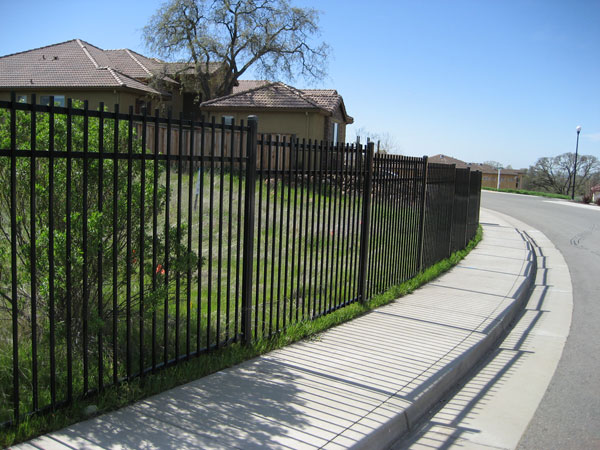 Iron Fencing ~ WROUGHTIRONCONTRACTORS.COM