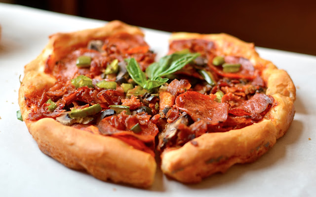 Yammie's Glutenfreedom: Pizza Hut Style Pan Pizza Crust {Gluten Free ...