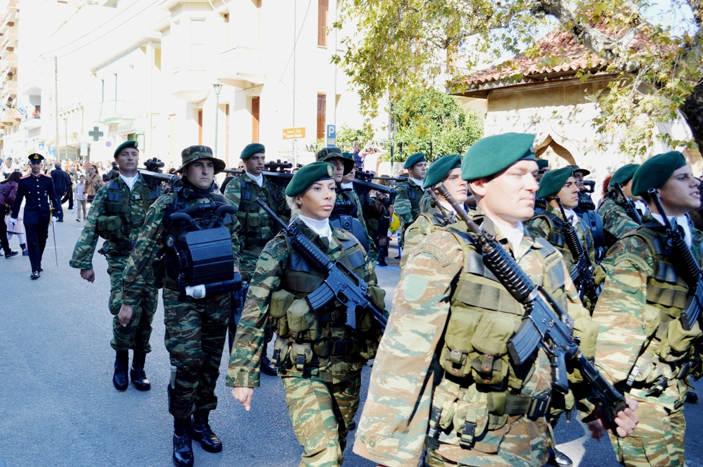 Η μοναδική γυναίκα κομάντο εν ενεργεία αλεξιπτωτιστής στην Χίο ...