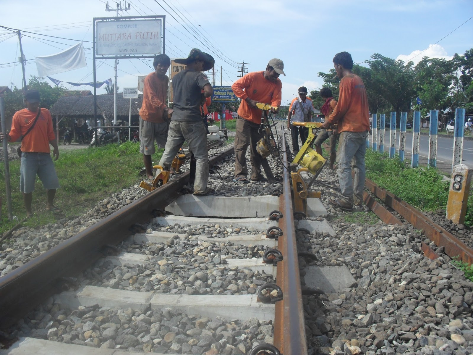 PT. CATUR BIJAKSANA: PEKERJAAN PENINGKATAN JALAN KA MENGGANTI REL R.33 ...