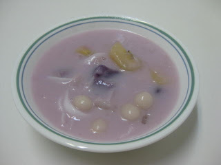 Filipino Desserts: GINATAANG BILO-BILO (Rice Balls with Coconut Milk)