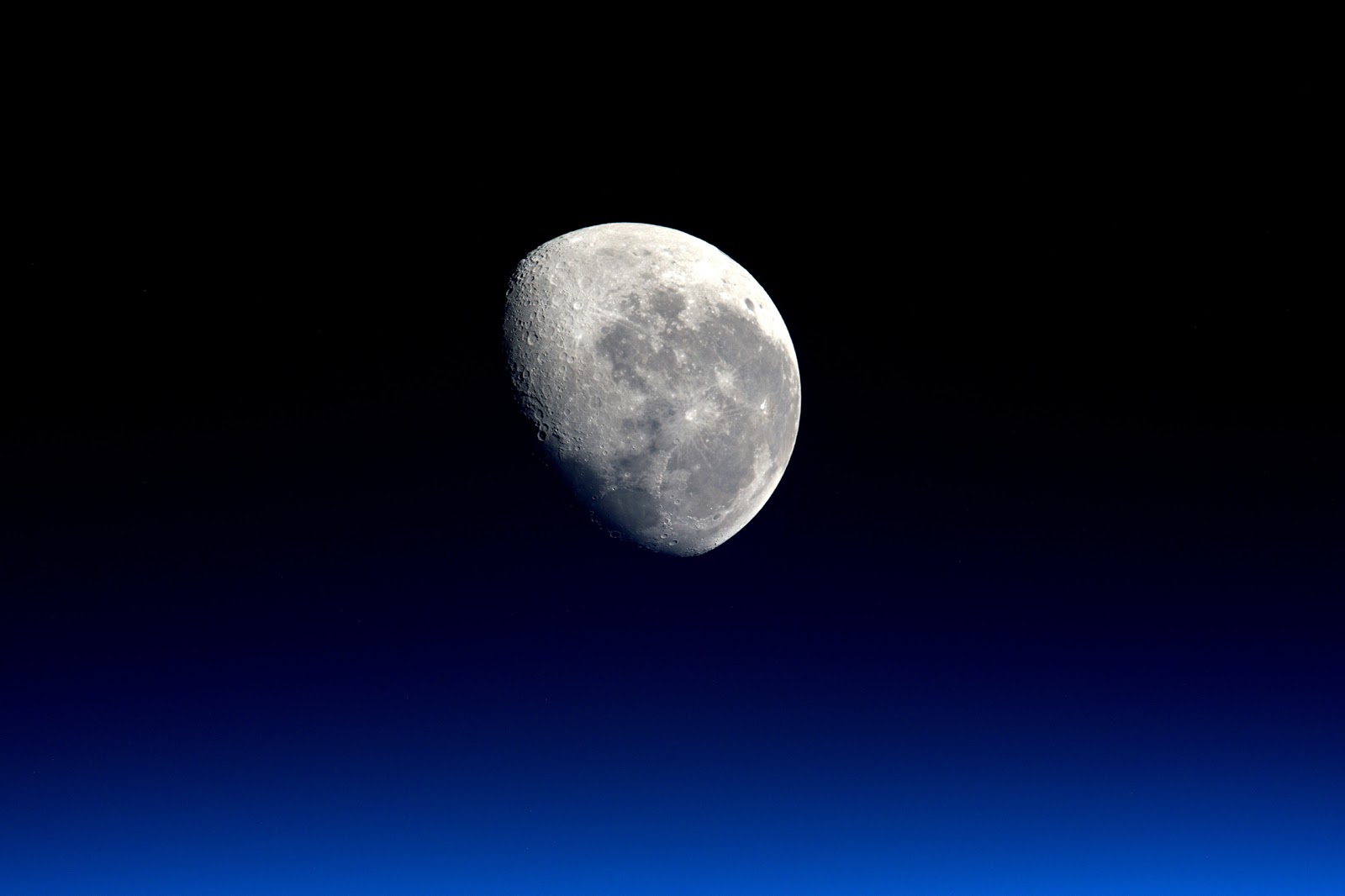 Moonset seen from the International Space Station | Earth Blog