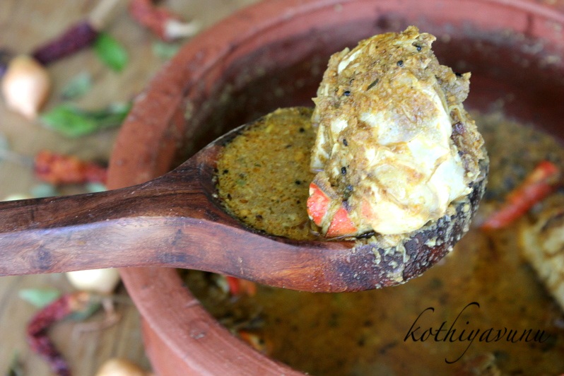 Nadan Njandu Varutharacha Curry Recipe | Spicy Crab Curry with Roasted ...